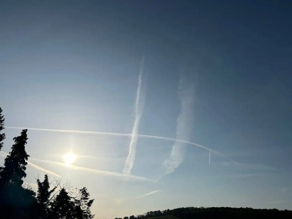 How to Forecast Weather with Contrails - The Natural Navigator
